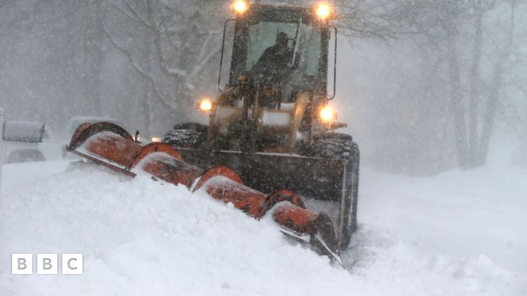 Extreme weather: East Coast of US hit by snowstorm - BBC Newsround