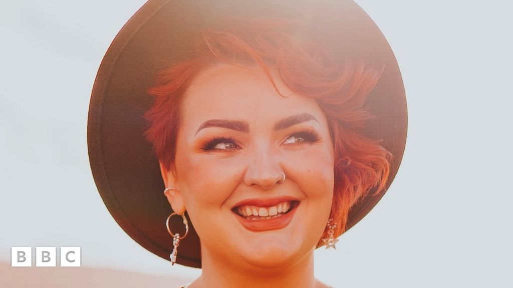 Bronwen Lewis: Deiagnosis ADHD yn 28 oed - BBC Cymru Fyw