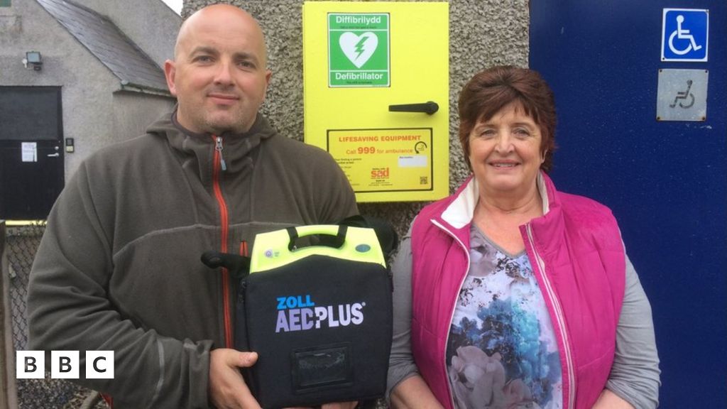 Cynllun diffibrilwyr yn llwyddiant yn y gogledd - BBC Cymru Fyw