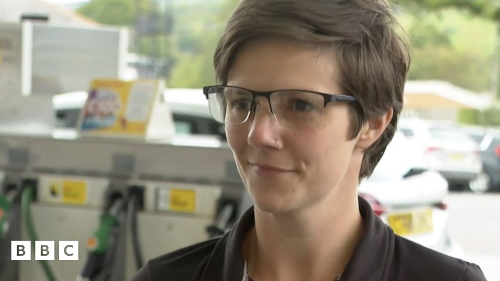 'Petrol yn rhy ddrud i fynd â'r plant mas am y diwrnod' - BBC Cymru Fyw