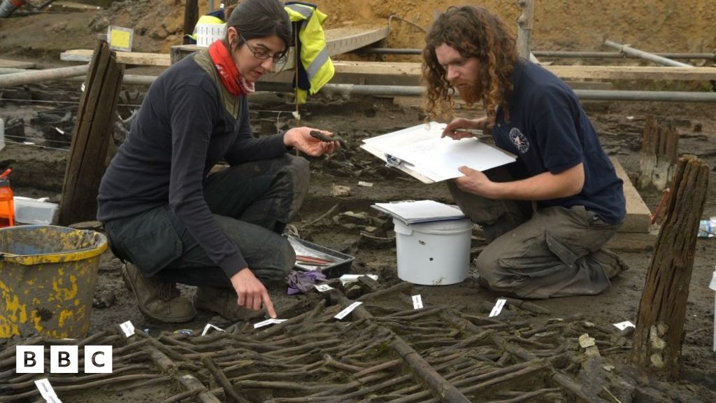 Bronze Age Village: Cambridge settlement reveals how we used to live ...
