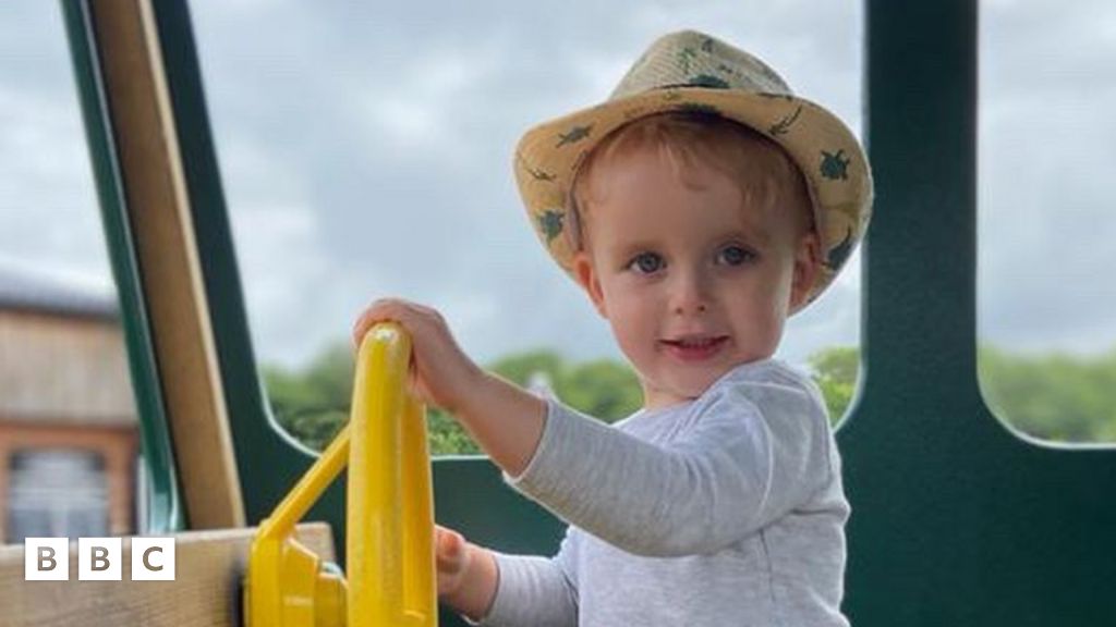 Bachgen, 2, yn dal 'yn sownd' mewn ysbyty dramor - BBC Cymru Fyw