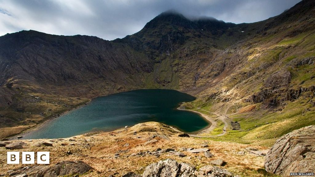 A fydd Angela Merkel yn crwydro mynyddoedd Cymru? - BBC Cymru Fyw