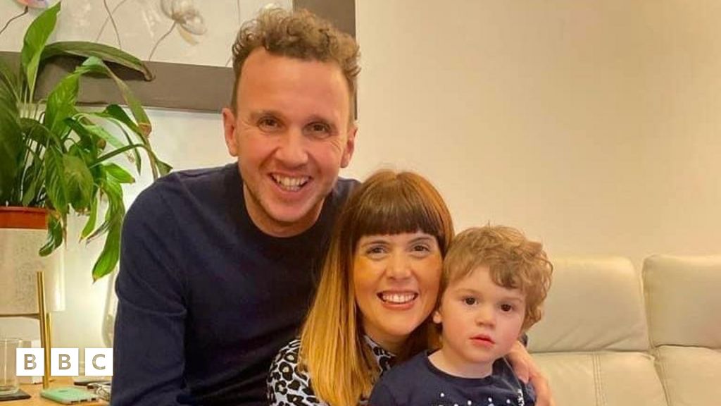 Cefnogaeth i bobl sy'n ceisio beichiogi 'ddim yn ddigon da' - BBC Cymru Fyw