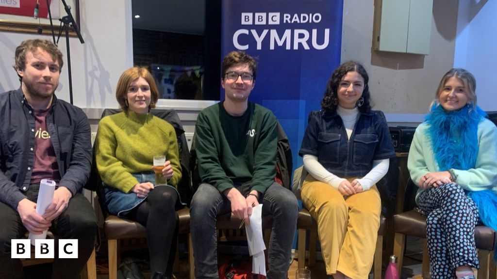 Y timau newydd sy’n rhan o hen draddodiad y Talwrn - BBC Cymru Fyw