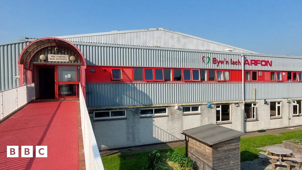 Cau rhan o Ganolfan Hamdden Arfon ar ôl canfod RAAC - BBC Cymru Fyw