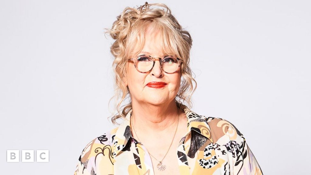 Caryl Parry Jones i gyflwyno rhaglenni hwyr Radio Cymru - BBC Cymru Fyw