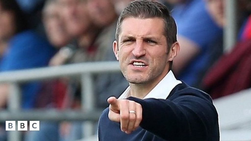 Sam Ricketts yn gadael Wrecsam i ymuno â'r Amwythig - BBC Cymru Fyw