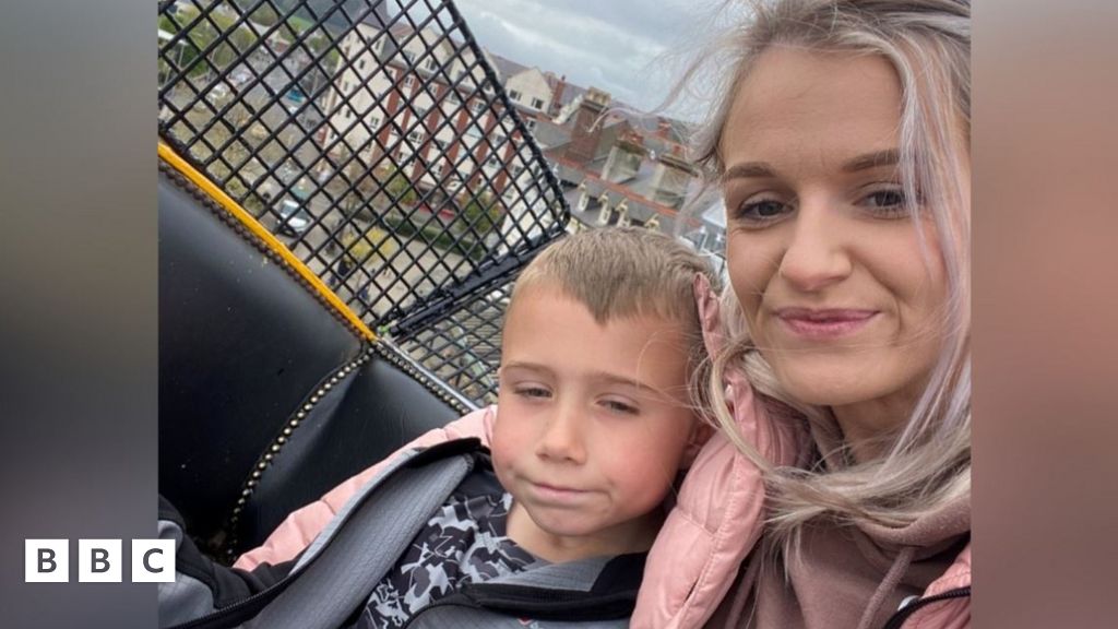 Bachgen 'yn crynu ac wedi dychryn' ym mharc antur Y Rhyl - BBC Cymru Fyw