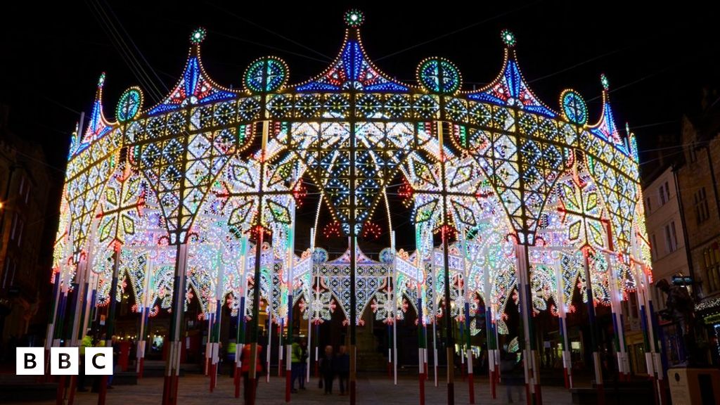 Breathtaking photos from Durham light festival - BBC Newsround