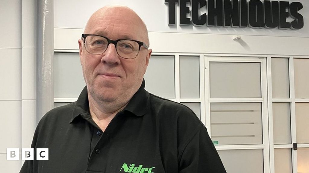 Cwmni 'wedi ymrwymo' i'r Drenewydd er gwaethaf torri swyddi - BBC Cymru Fyw