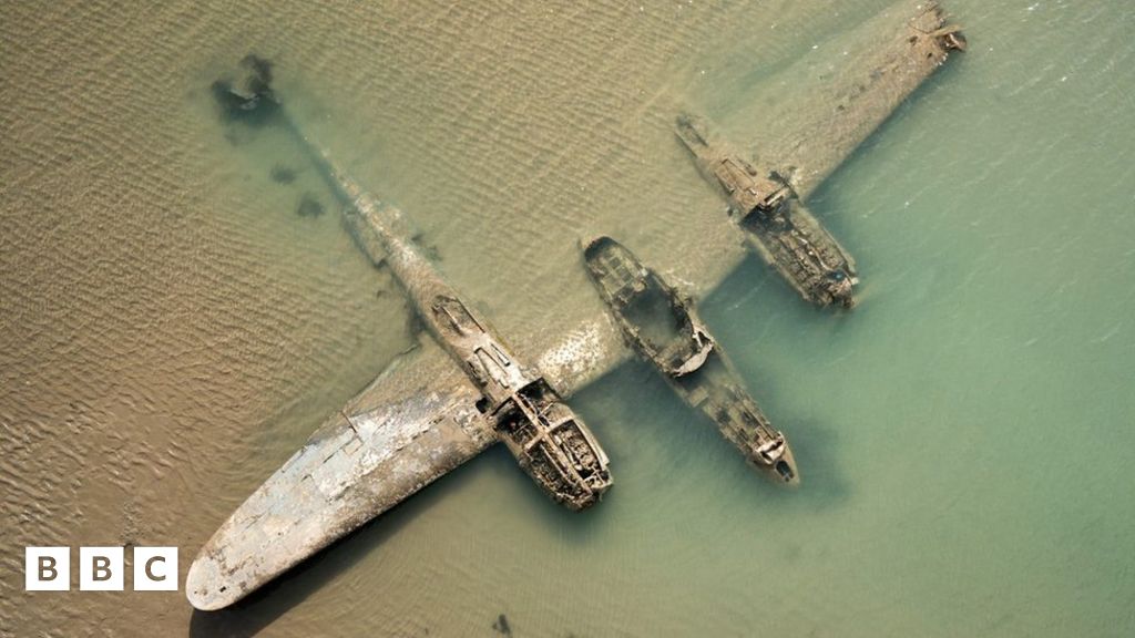 Cadw'n cofrestru safle awyren Ail Ryfel Byd yn Harlech - BBC Cymru Fyw