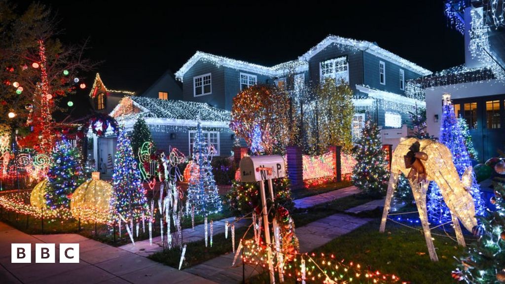 Look at these amazing houses lit up for Christmas - BBC Newsround
