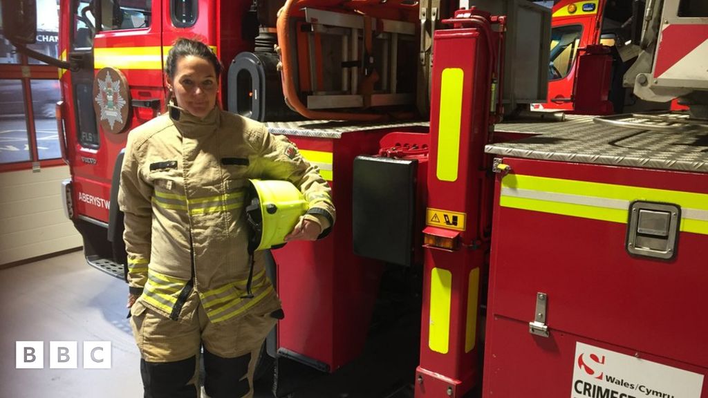 'Tangynrychioli' merched yn y gwasanaeth tân - BBC Cymru Fyw