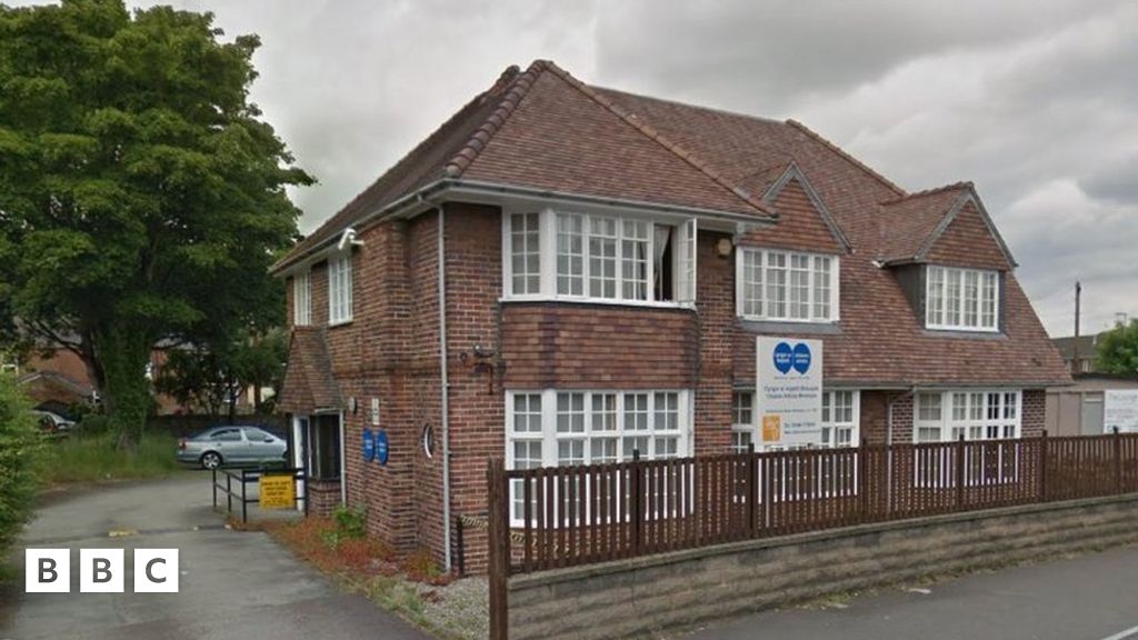 Cyngor Wrecsam yn rhoi £25,000 i gadw'r CAB lleol ar agor - BBC Cymru Fyw