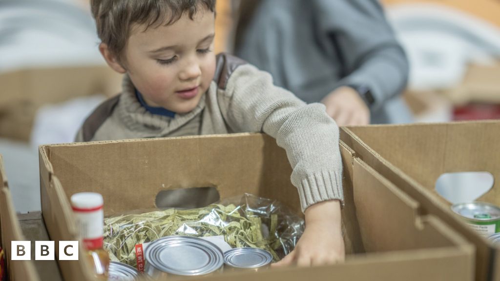 Food banks: Two thousand food parcels handed to children every day ...
