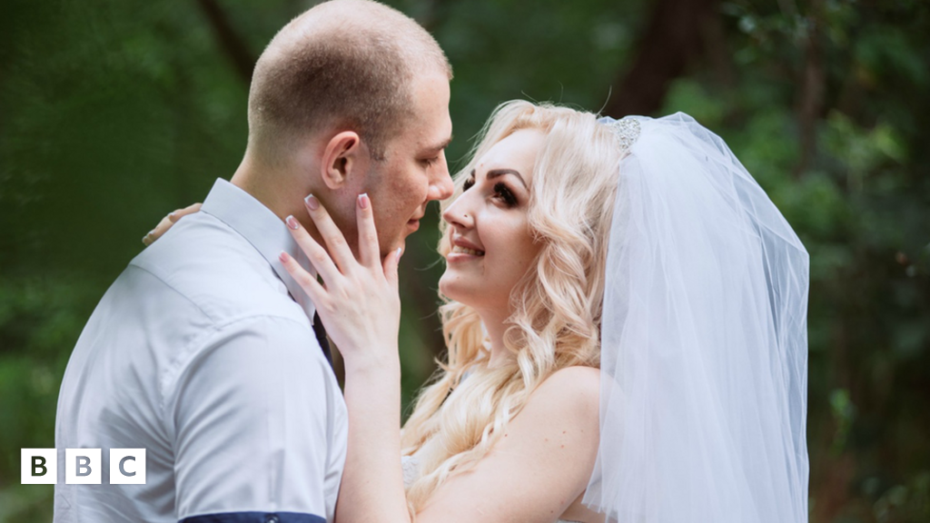 Poen a dicter: Gŵr yn cofio'r diwrnod y bu farw ei wraig yn Wcráin ...