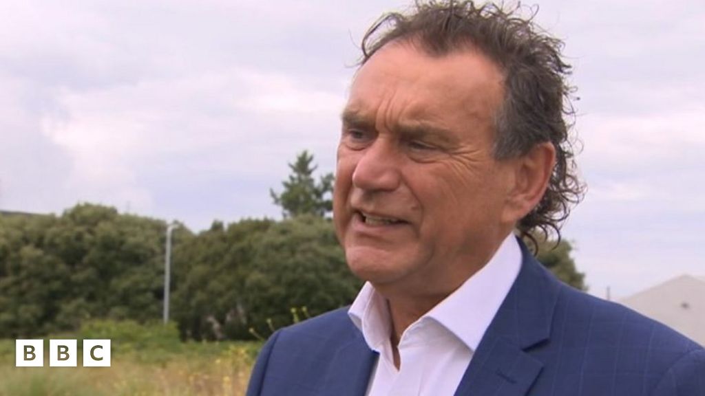 Athro Marc Clement wedi gwneud 'dim byd o'i le o gwbl' - BBC Cymru Fyw