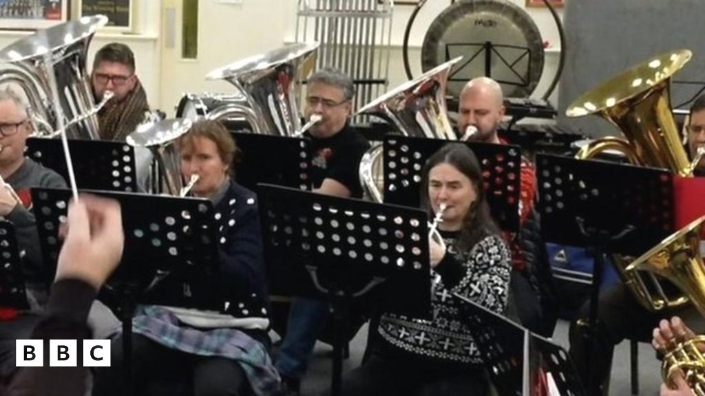Sŵn y Nadolig gyda band pres Llaneurgain - BBC Cymru Fyw