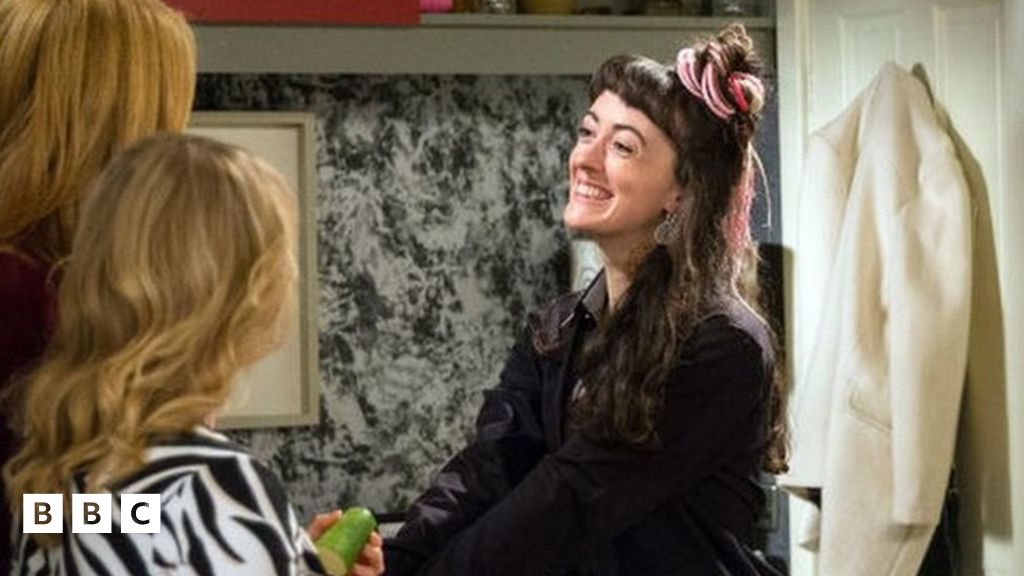 Yr actores Hedydd Dylan: O Aber i Emmerdale - BBC Cymru Fyw