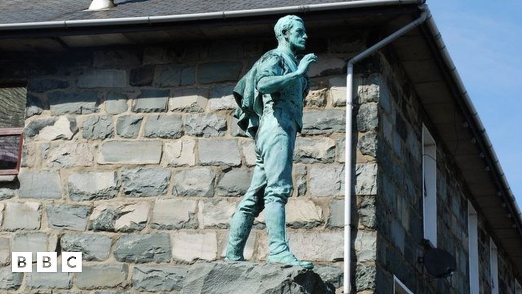 Cofeb Hedd Wyn yn Nhrawsfynydd wedi'i difrodi â phaent - BBC Cymru Fyw