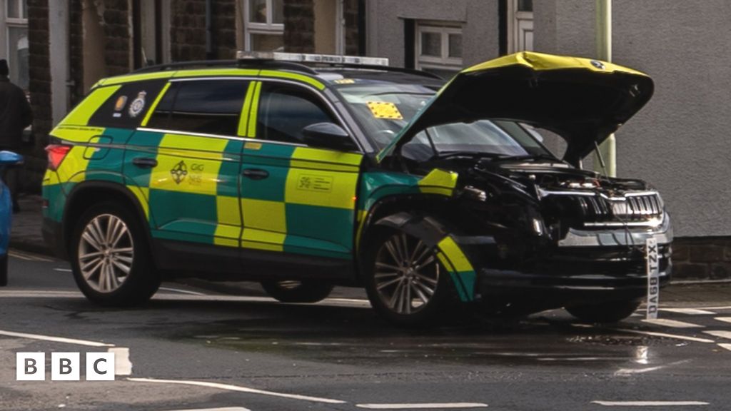 Dau yn yr ysbyty wedi gwrthdrawiad rhwng car ac ambiwlans - BBC Cymru Fyw