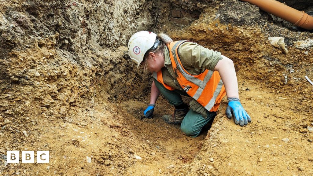 Thousand-year-old town found under London's National Gallery - BBC ...