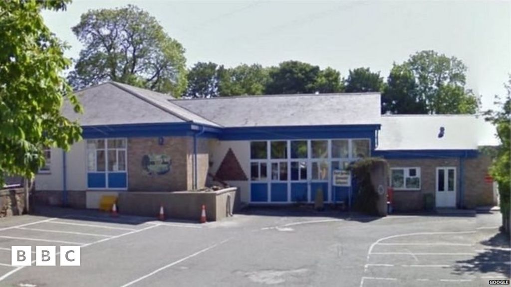 Athrawes o Sir Benfro yn euog o addasu canlyniadau - BBC Cymru Fyw