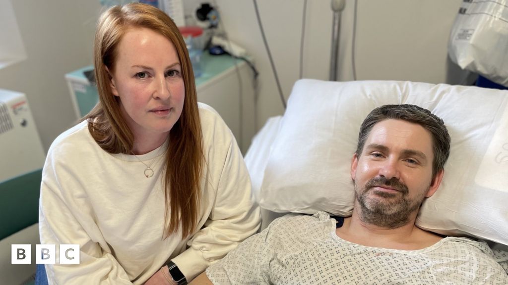 Dyn wedi'i barlysu wrth nofio'n y môr ar Nos Galan - BBC Cymru Fyw