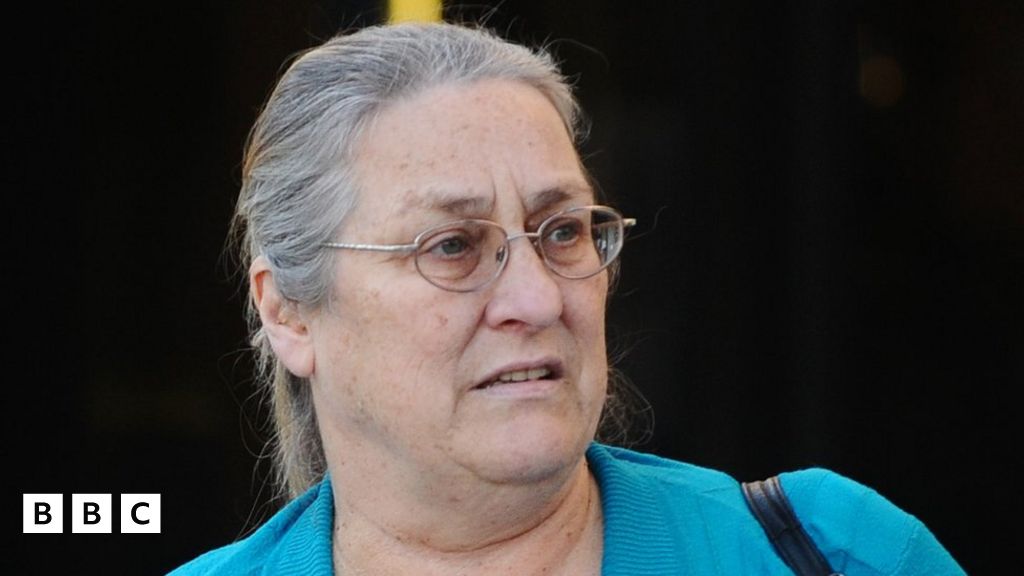 Gwahardd pennaeth cartref gofal yn Sir Conwy am oes - BBC Cymru Fyw