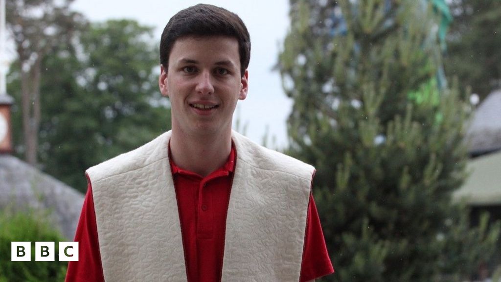 Osian Wyn Owen yn ennill cadair Eisteddfod yr Urdd 2018 - BBC Cymru Fyw