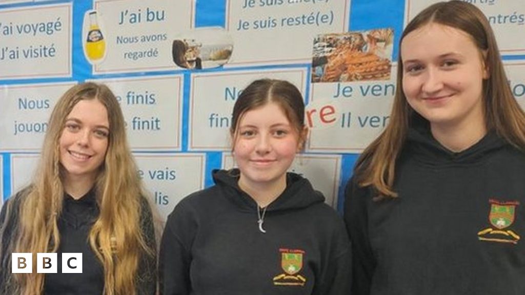 'Trychinebus' bod cyn lleied yn astudio ieithoedd tramor - BBC Cymru Fyw