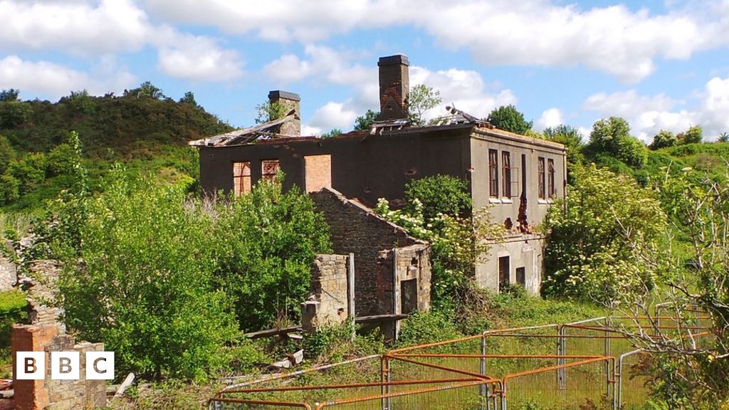 Cyngor yn ystyried cynllun i brynu hen safle gwaith haearn - BBC Cymru Fyw