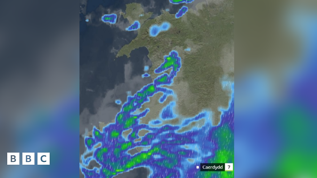 Rhybuddion llifogydd mewn grym wedi glaw trwm - BBC Cymru Fyw