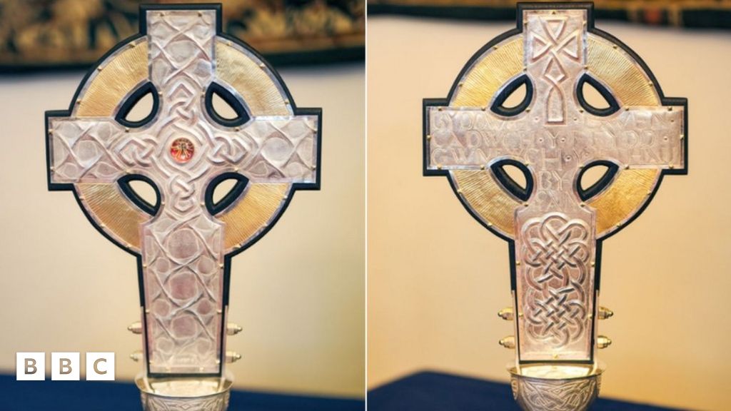 Rhodd o groes gan y Brenin Charles yn dod i Gymru - BBC Cymru Fyw