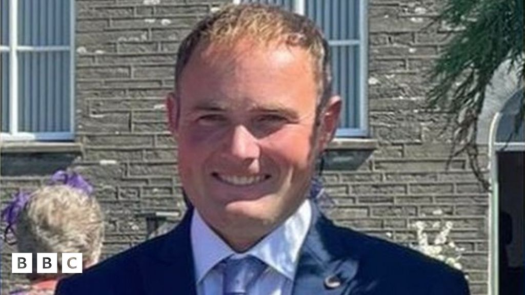 Teyrnged i ddyn 'caredig ac annwyl' a fu farw ar yr A40 - BBC Cymru Fyw