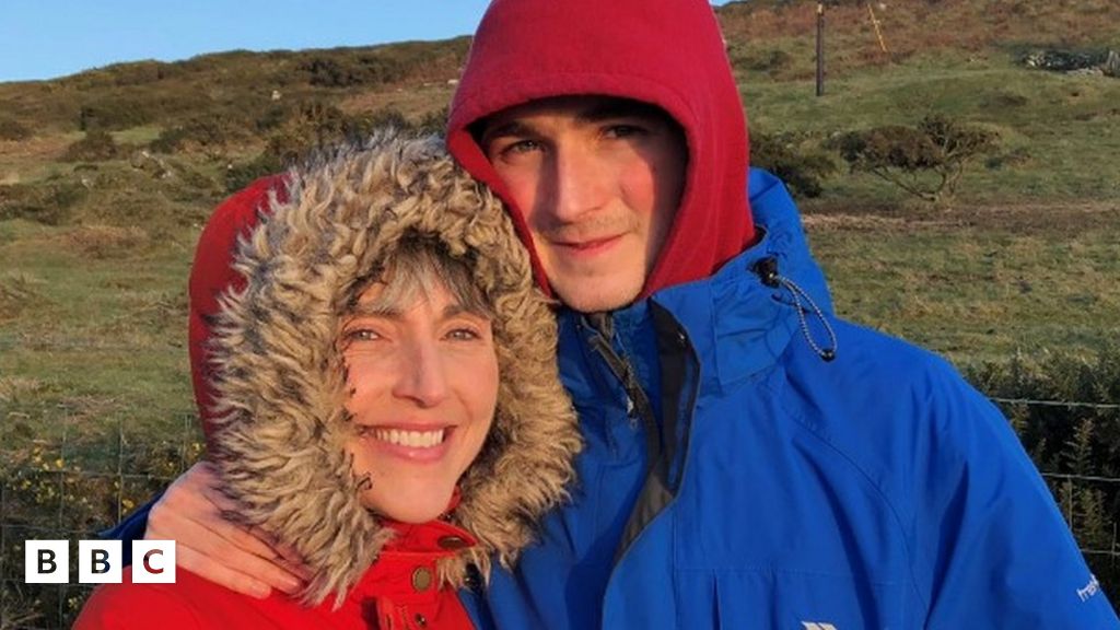 Diflannodd iaith fy mab dros nos - BBC Cymru Fyw