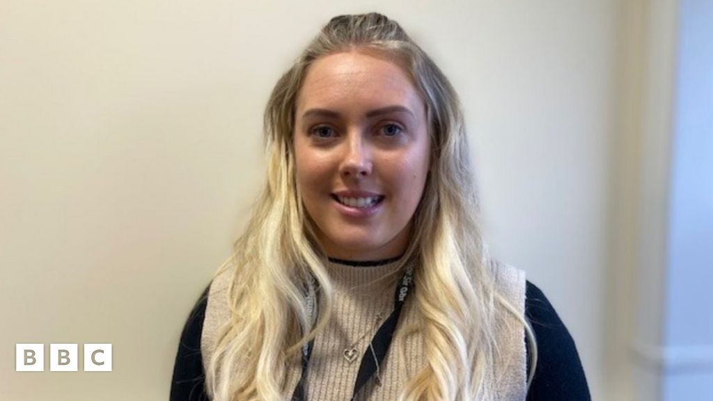 Pryder bod cymaint o swyddi gwaith cymdeithasol yn wag - BBC Cymru Fyw