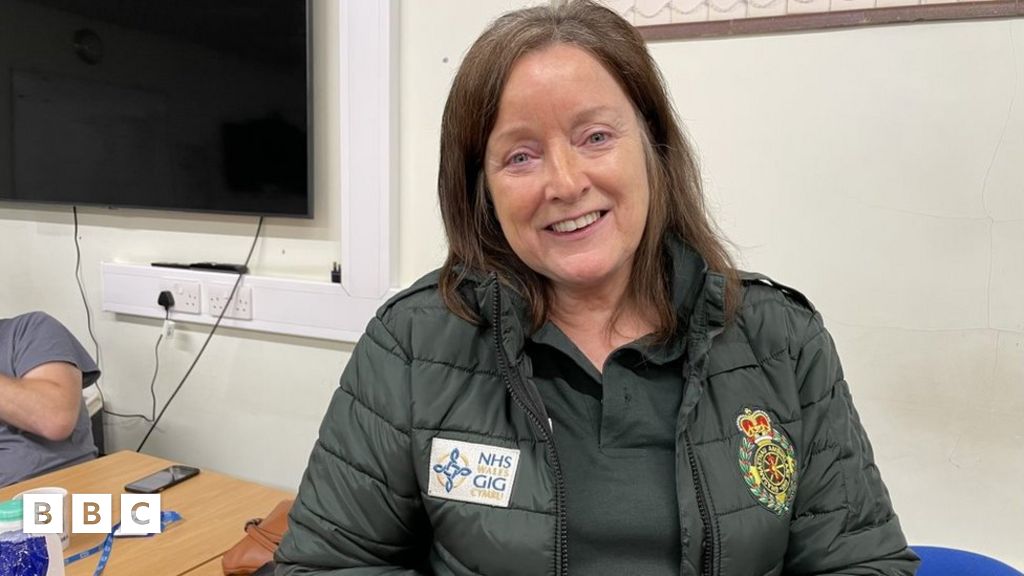 Galw am fwy o ymatebwyr cyntaf ar gyfer cymunedau gwledig - BBC Cymru Fyw