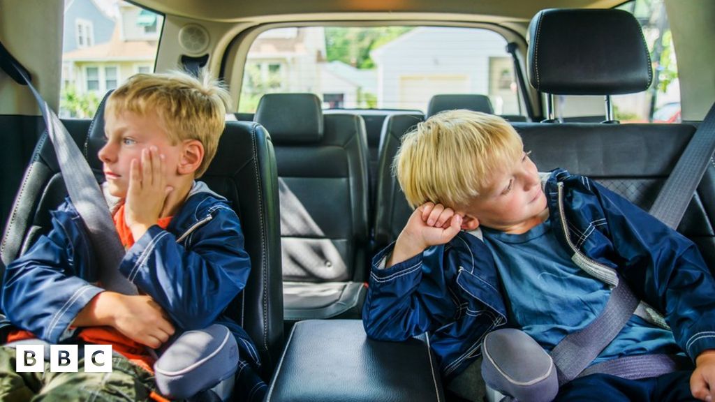 Screen-free car journey games to play during Christmas travel - BBC ...
