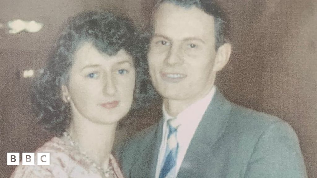 Dynes yn 'falch o helpu pobl Wcráin' er cof am ei gŵr - BBC Cymru Fyw