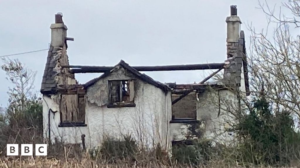 Tân yn difrodi tŷ mewn man gwledig ger Brynsiencyn - BBC Cymru Fyw