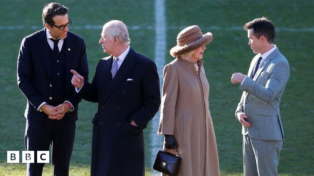 Blwyddyn lawn drama i Wrecsam - ar ac oddi ar y Cae Ras - BBC Cymru Fyw