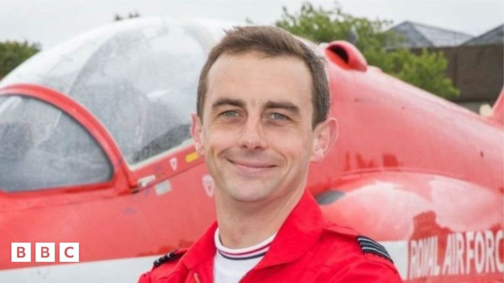 Peilot awyren damwain y Fali yn gadael yr ysbyty - BBC Cymru Fyw