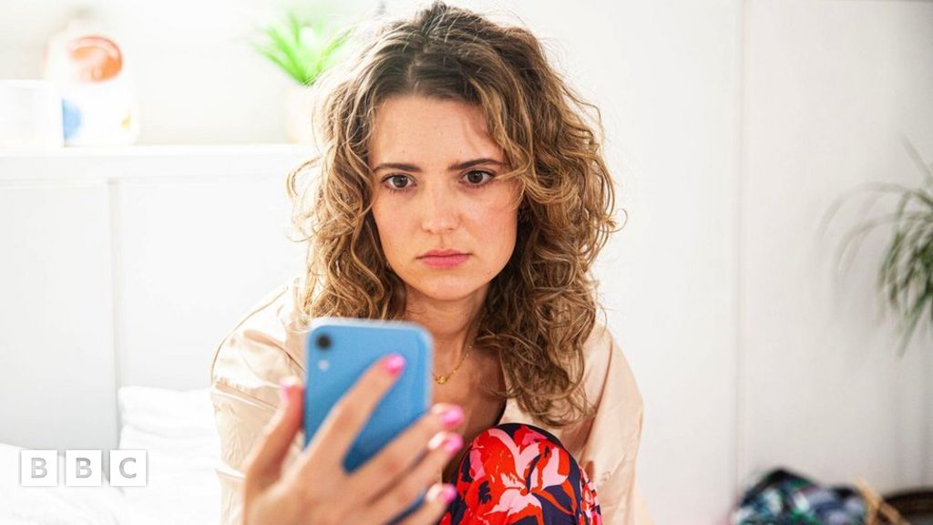 Mared Jarman: Dêtio gyda dallineb - BBC Cymru Fyw