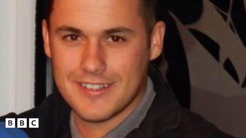 Marwolaeth milwr Aberhonddu: Dau ddyn yn y llys - BBC Cymru Fyw