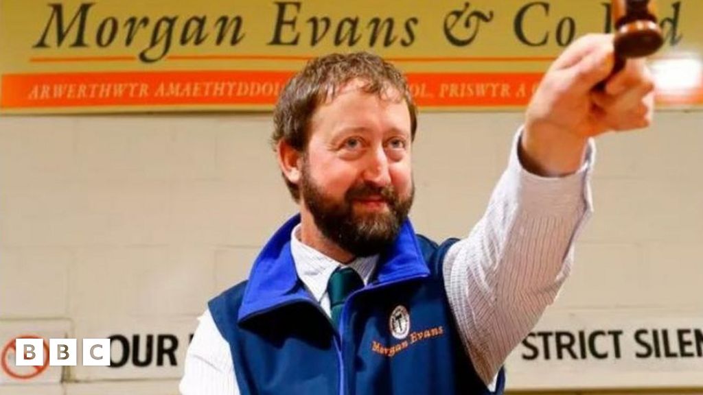 Hanes yn ei ddwylo: Sgwrs â’r arwerthwr Simon Bower - BBC Cymru Fyw