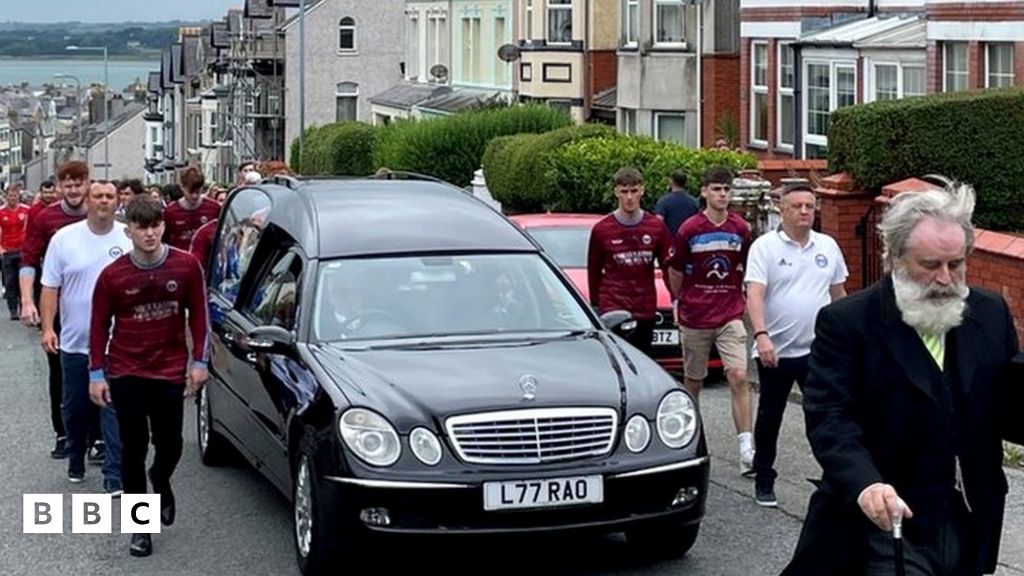 Cannoedd yn mynychu angladd Joshua Lloyd Roberts - BBC Cymru Fyw