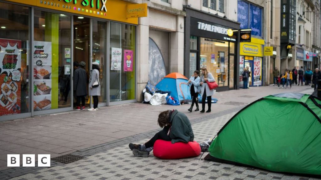 Cynnydd yn nifer y bobl ddigartref sy'n cysgu ar y stryd - BBC Cymru Fyw