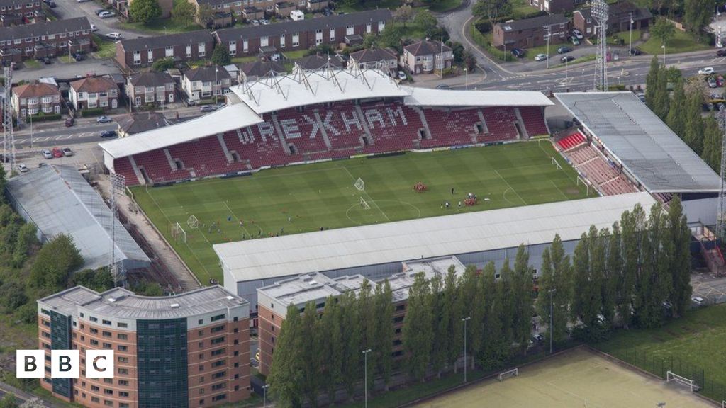 Y Cae Ras yn ôl yn nwylo Clwb Pêl-Droed Wrecsam - BBC Cymru Fyw